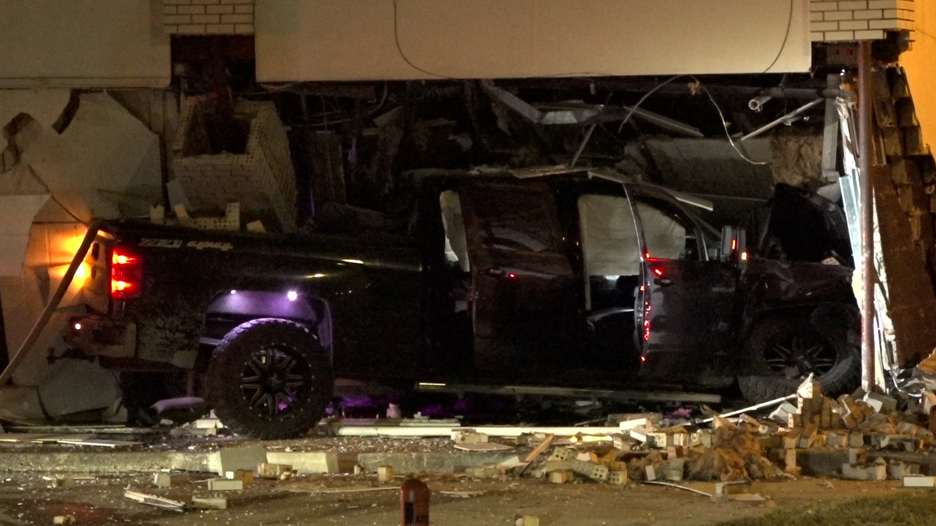 Shooting suspect crashes into building - Houston Stringer