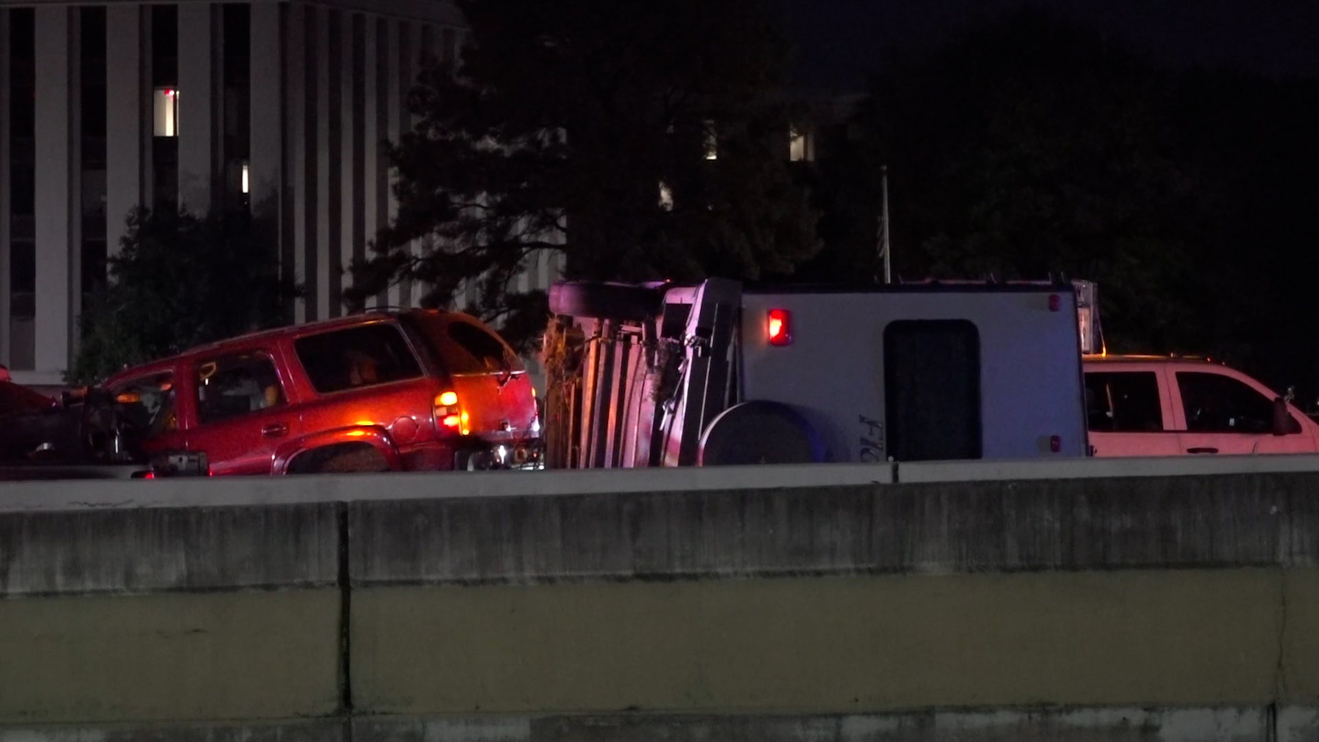 Video: Overturned Travel Trailer on Beltway 8 - Houston Stringer