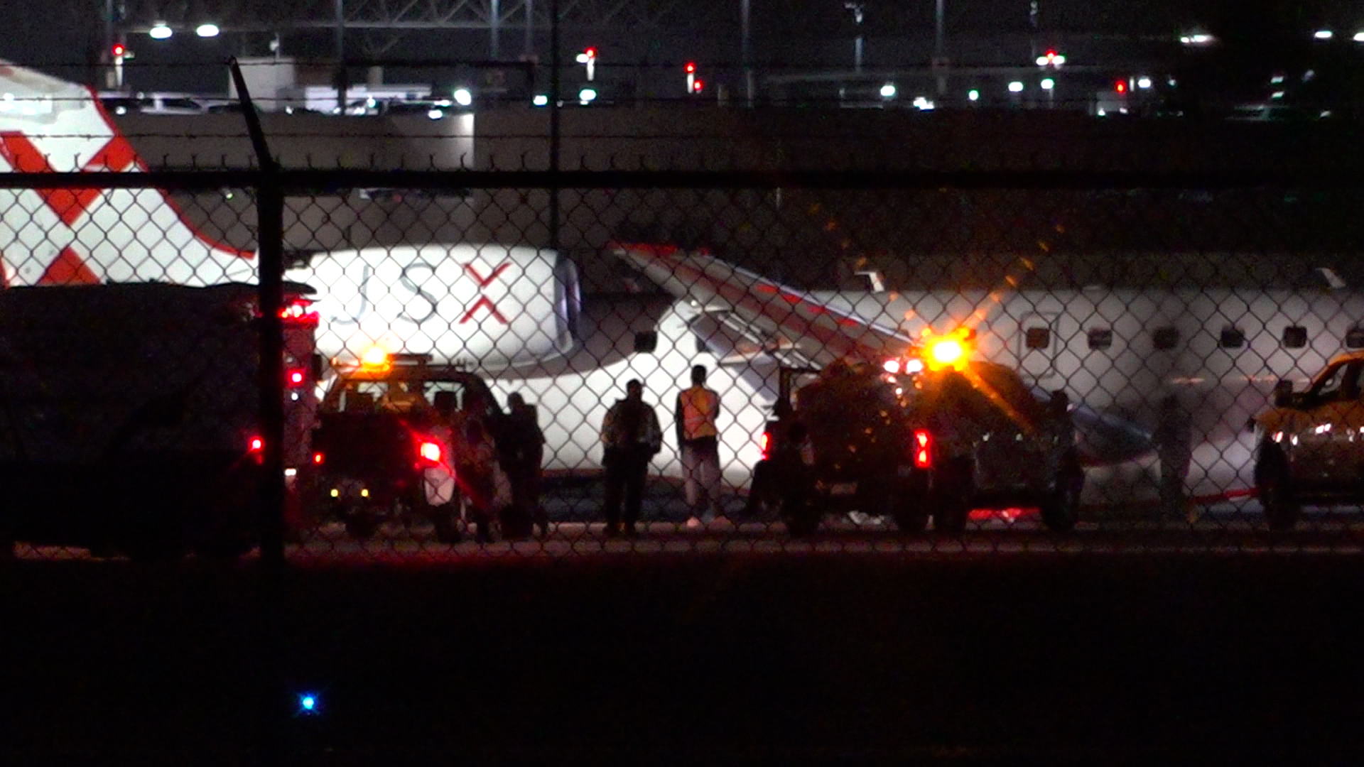 JSX plane had landing gear collapse during landing at Hobby Airport ...