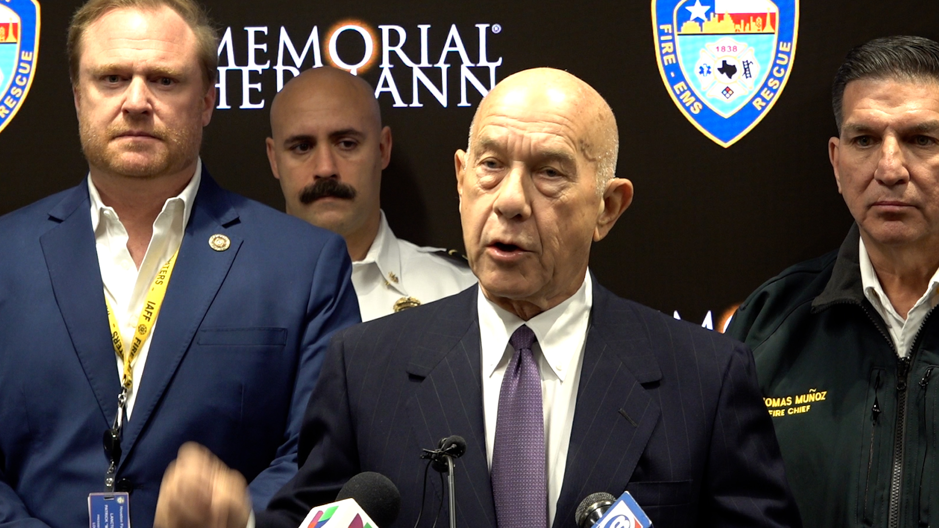 Three Houston firefighters injured in apartment fire during flashover ...