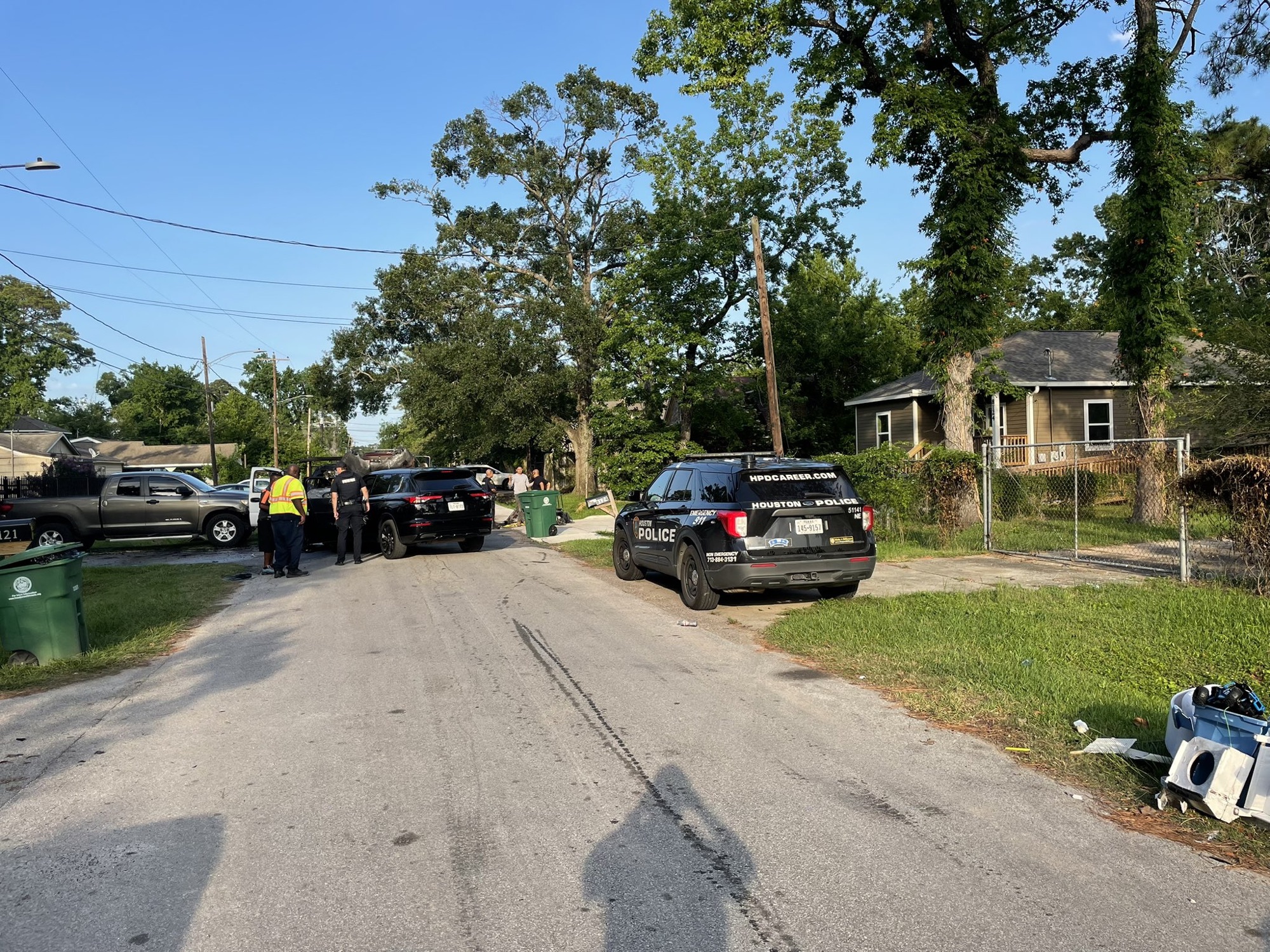 Car erupts in flames as suspects flee shooting scene on Oak Knoll - Houston Stringer