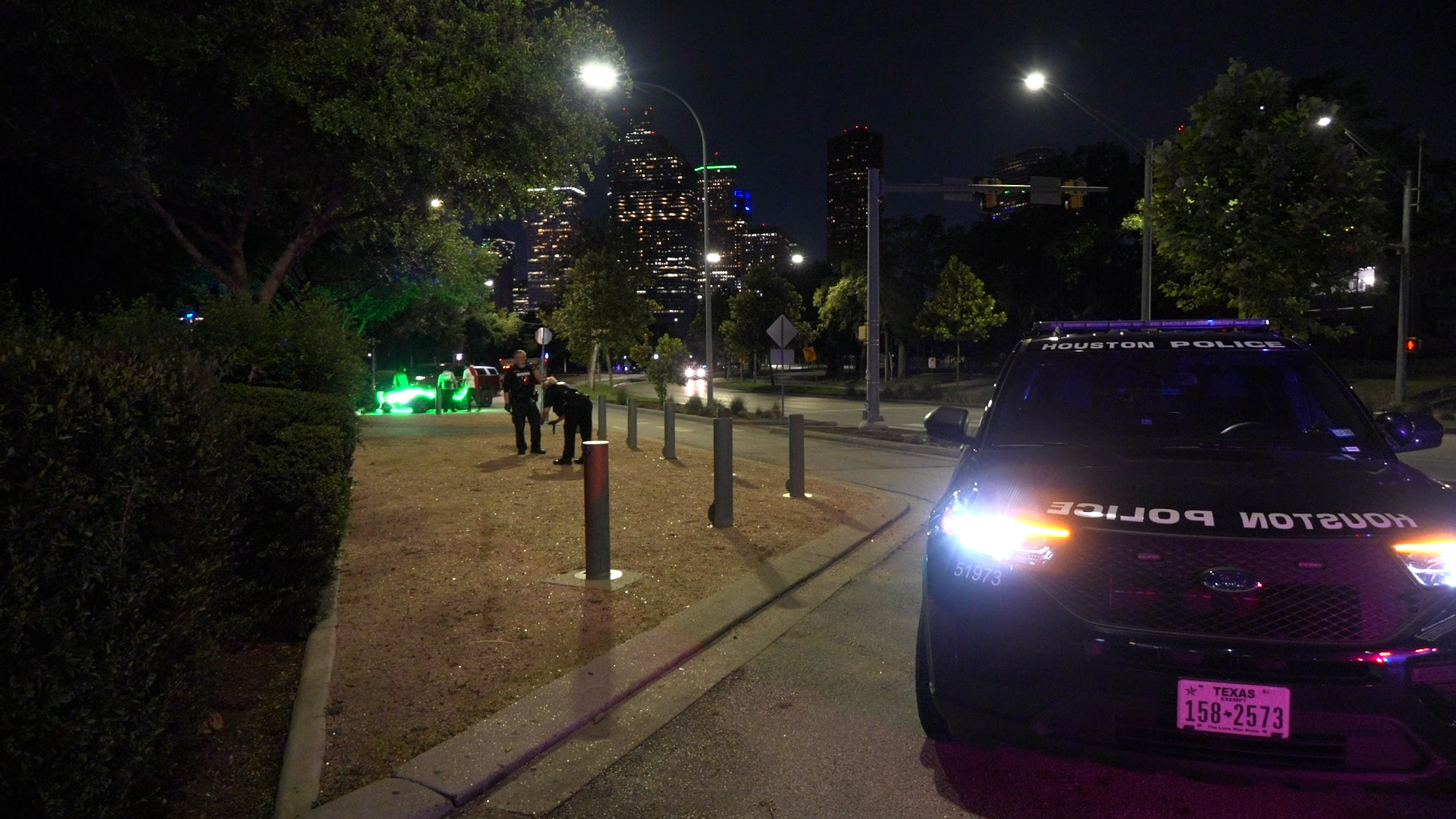 16-year-old shot in crossfire during shootout on Allen Parkway ...