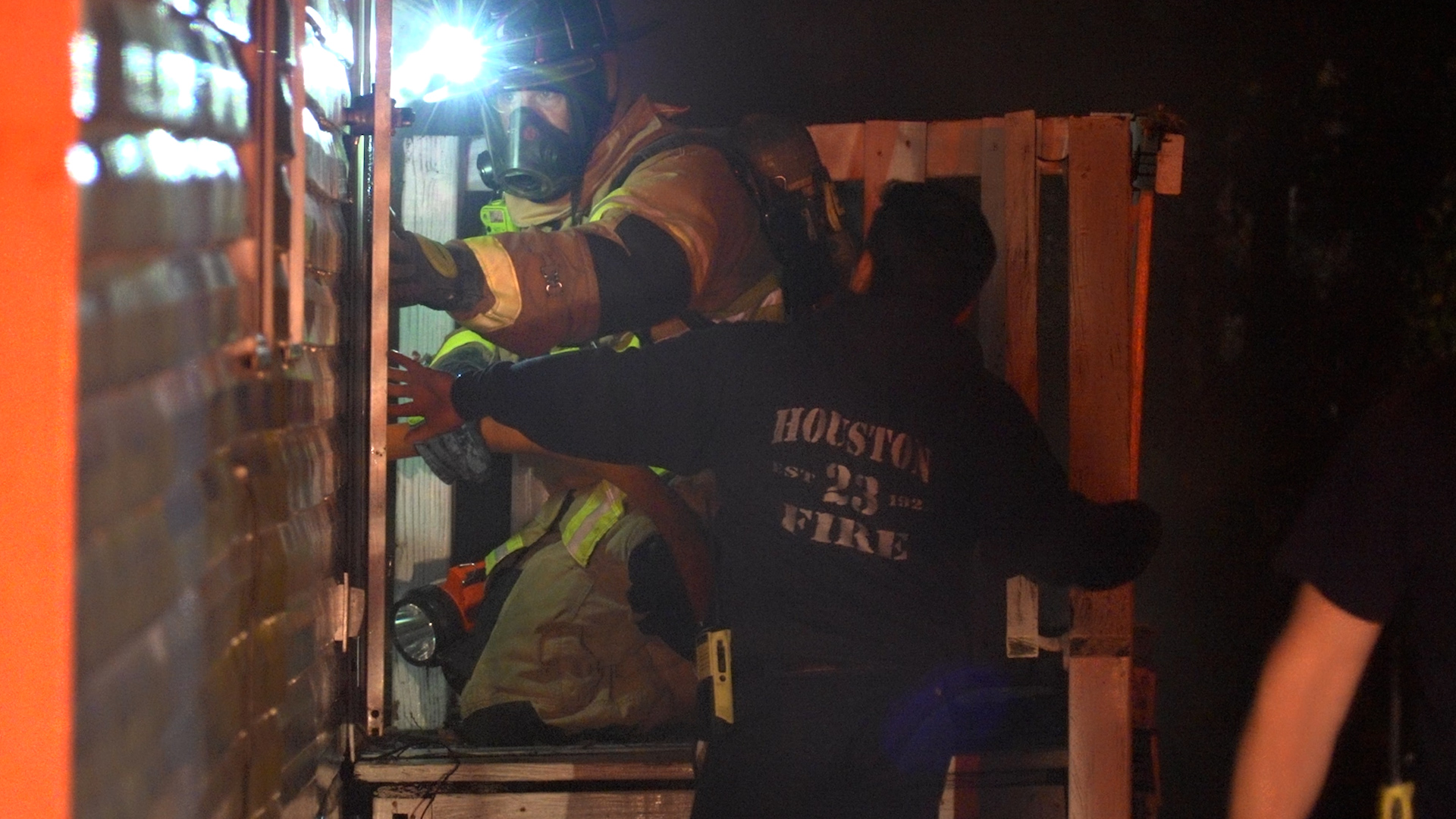 Firefighters respond to mobile home fire in Pasadena - Houston Stringer
